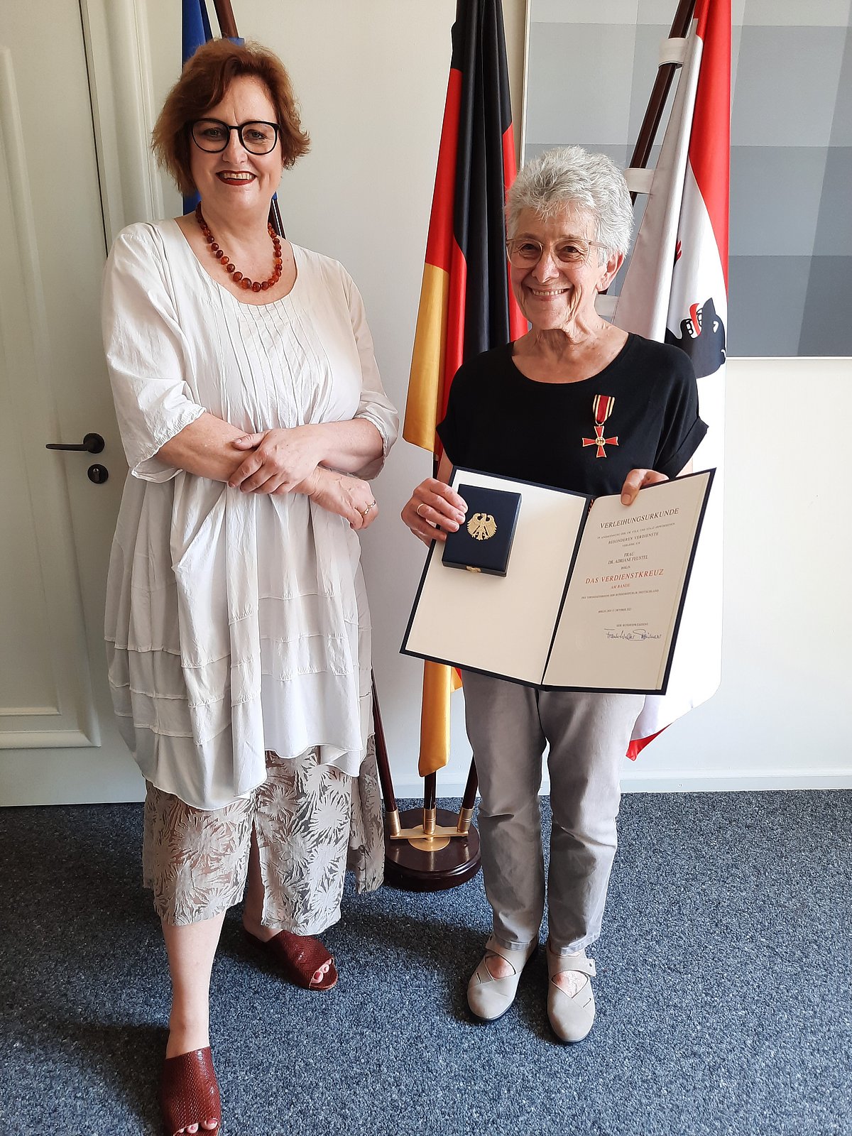 Dr. Adriane Feustel erhält Bundesverdienstkreuz am Bande | ASH Berlin